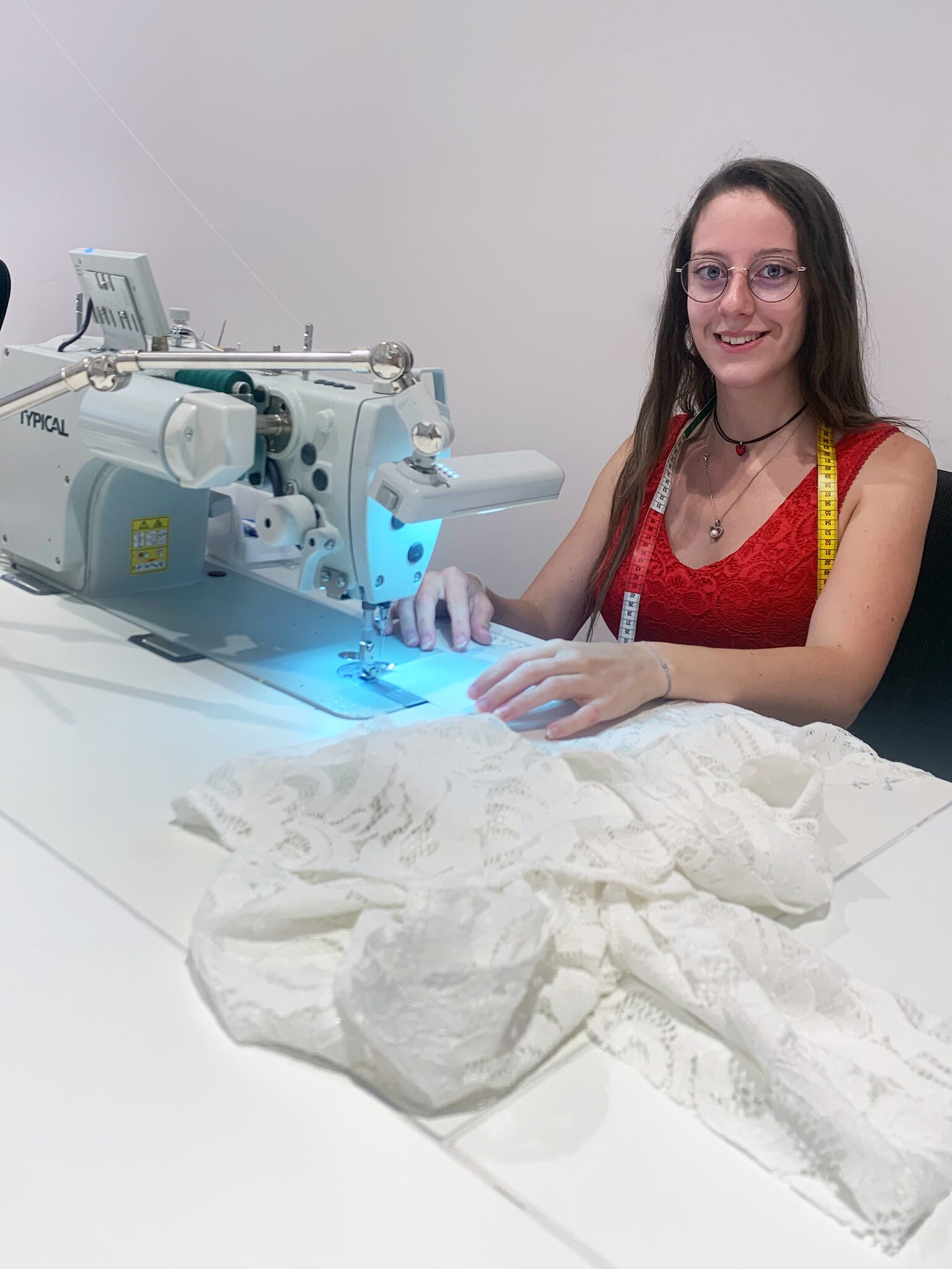 Schneider-Lehrling in Perg: Damit Brautkleid und Anzug bei Hochzeit ...