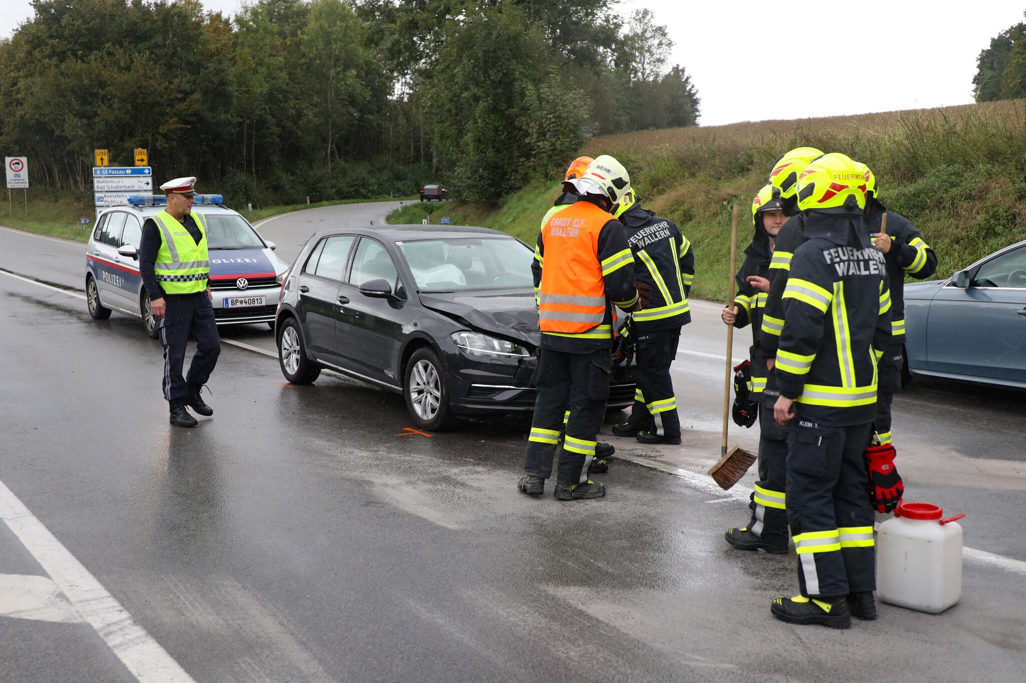 Wallern an der Trattnach: Aufräumarbeiten nach Verkehrsunfall auf der B137 - Grieskirchen & Eferding