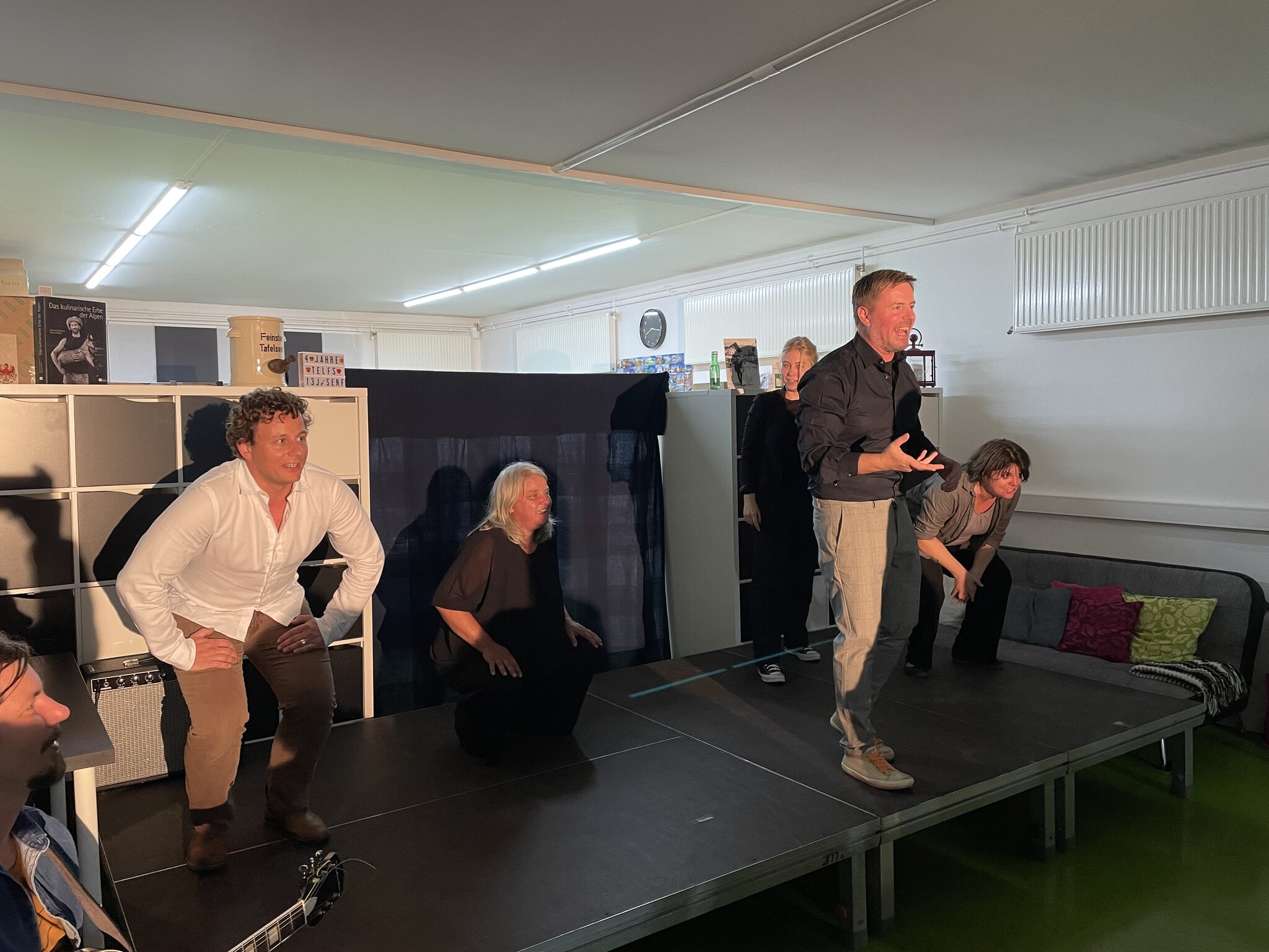 Theater-Ensemble entzückte: Impro-Theater in Telfs ein voller Erfolg - Telfs