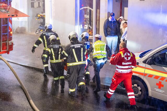 Brand in Enns: Feuerwehr rettete zwei Personen bei Wohnungsbrand in ...