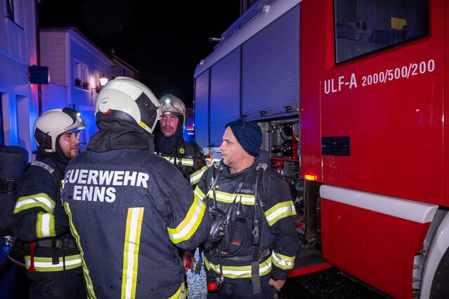 Brand in Enns: Feuerwehr rettete zwei Personen bei Wohnungsbrand in ...