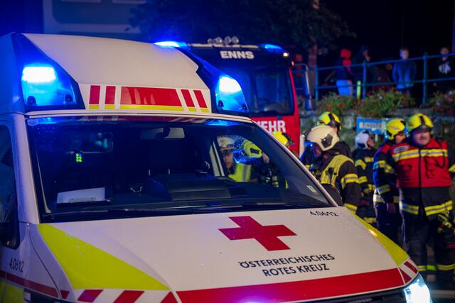 Brand in Enns: Feuerwehr rettete zwei Personen bei Wohnungsbrand in ...