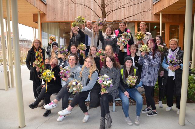 Schulprojekte: Haller BerufsschülerInnen verschönern die Stadt - Hall-Rum