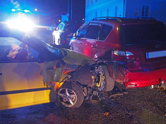 Nächtlicher Unfall: PKW kracht gegen parkende Autos - Waidhofen/Thaya