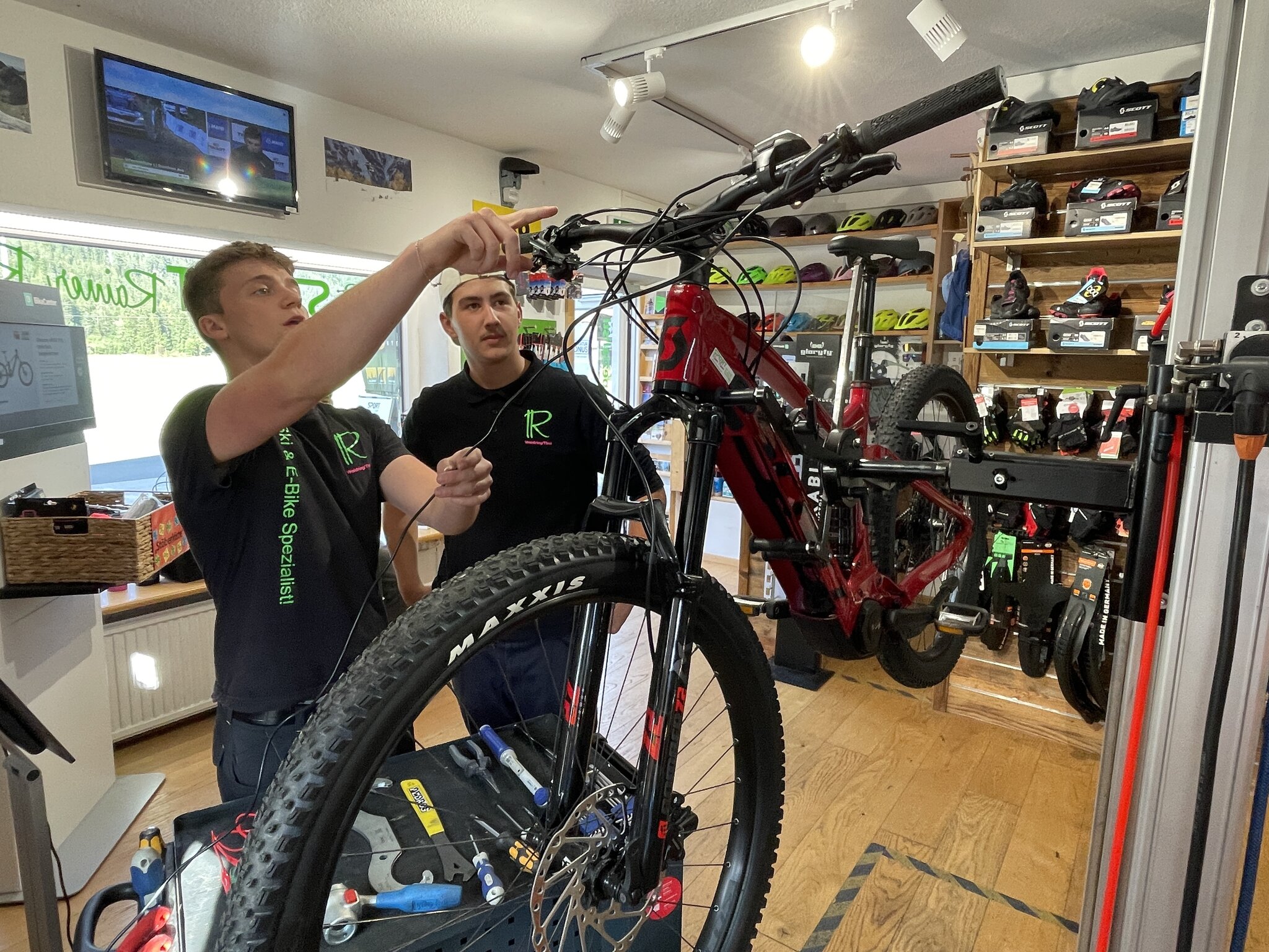 Lehre in Tirol: Zwei Radmechatroniker bei Rainer Rainer - Kitzbühel