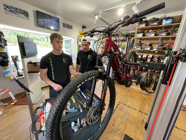 Lehre in Tirol: Zwei Radmechatroniker bei Rainer Rainer - Kitzbühel