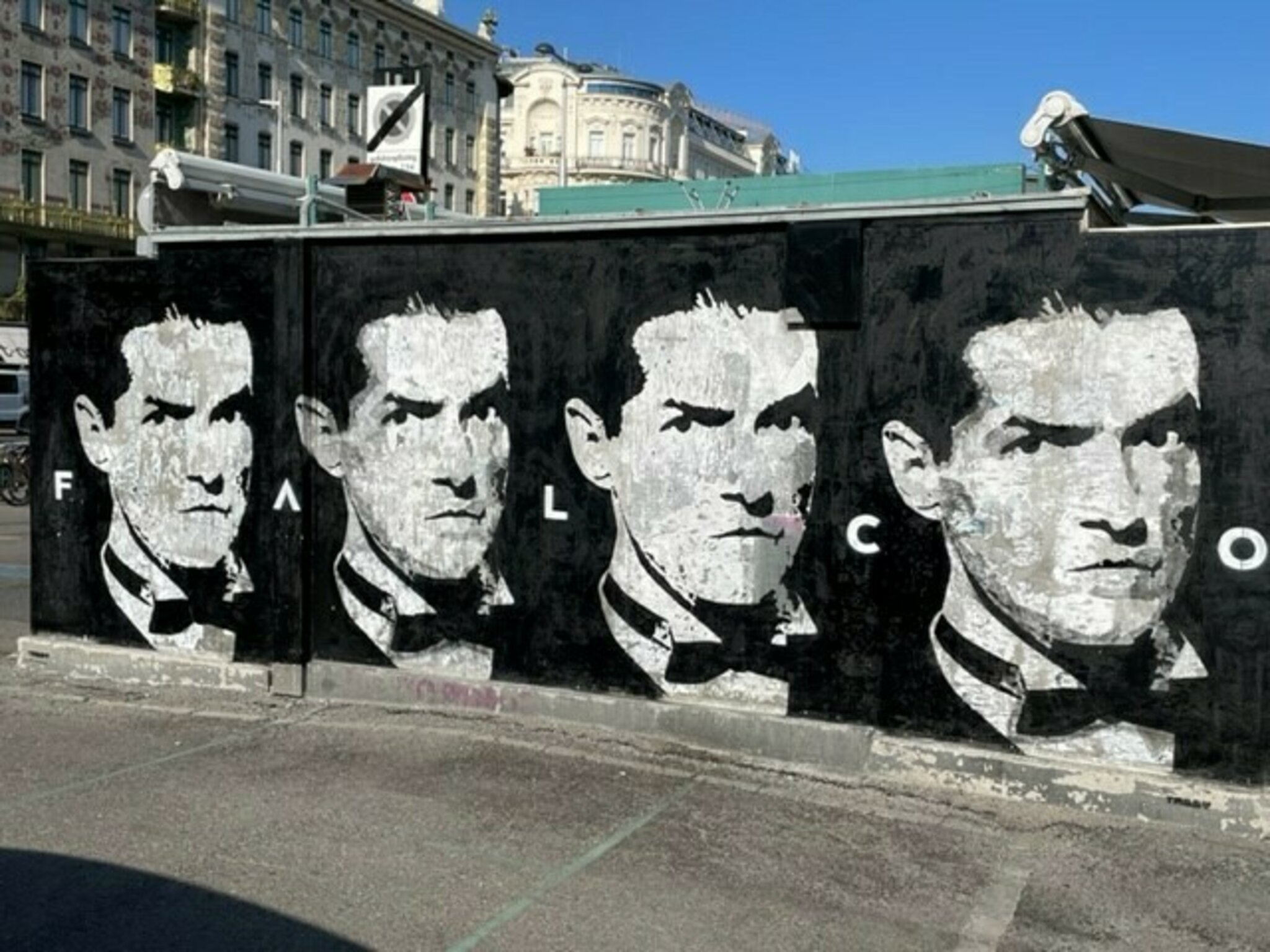 Neues Kunstwerk: Auf der Kettenbrücke kann man nun Falco entdecken - Mariahilf