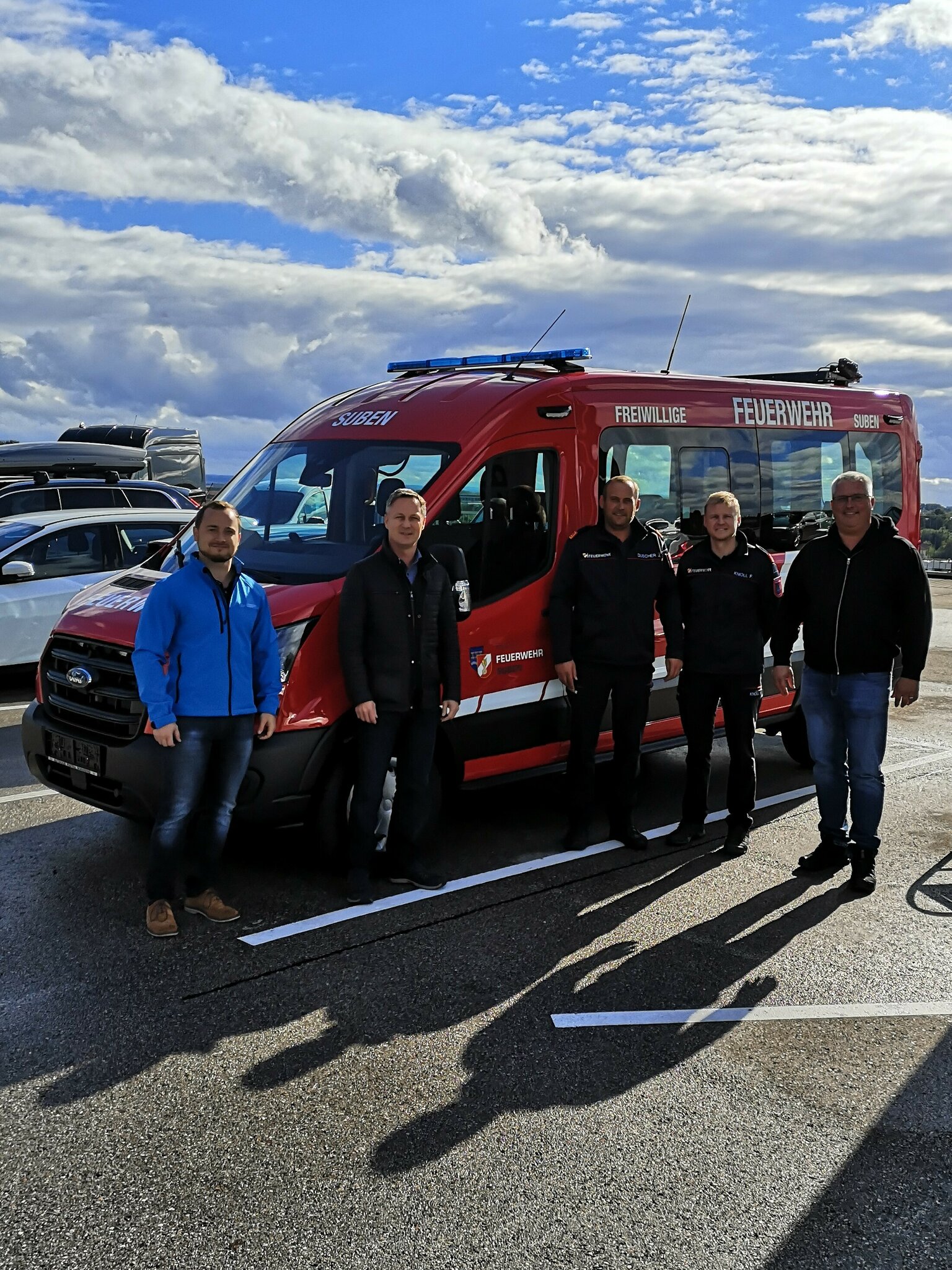 Übergabe: FF Suben bekommt neuen Mannschaftstransporter - Schärding