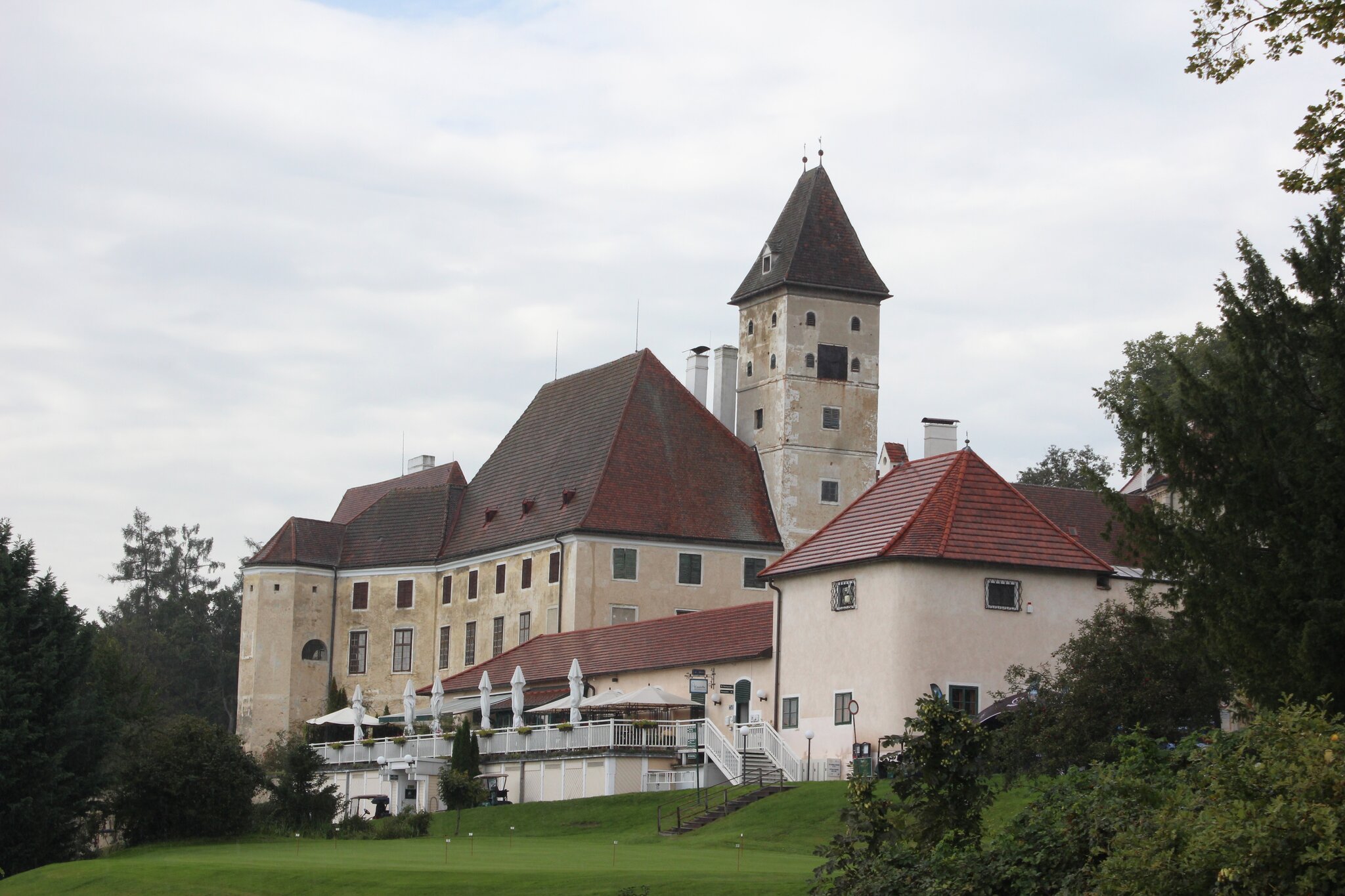 Zeitreise durch den Bezirk: Schloss Goldegg ist das älteste Gebäude ...