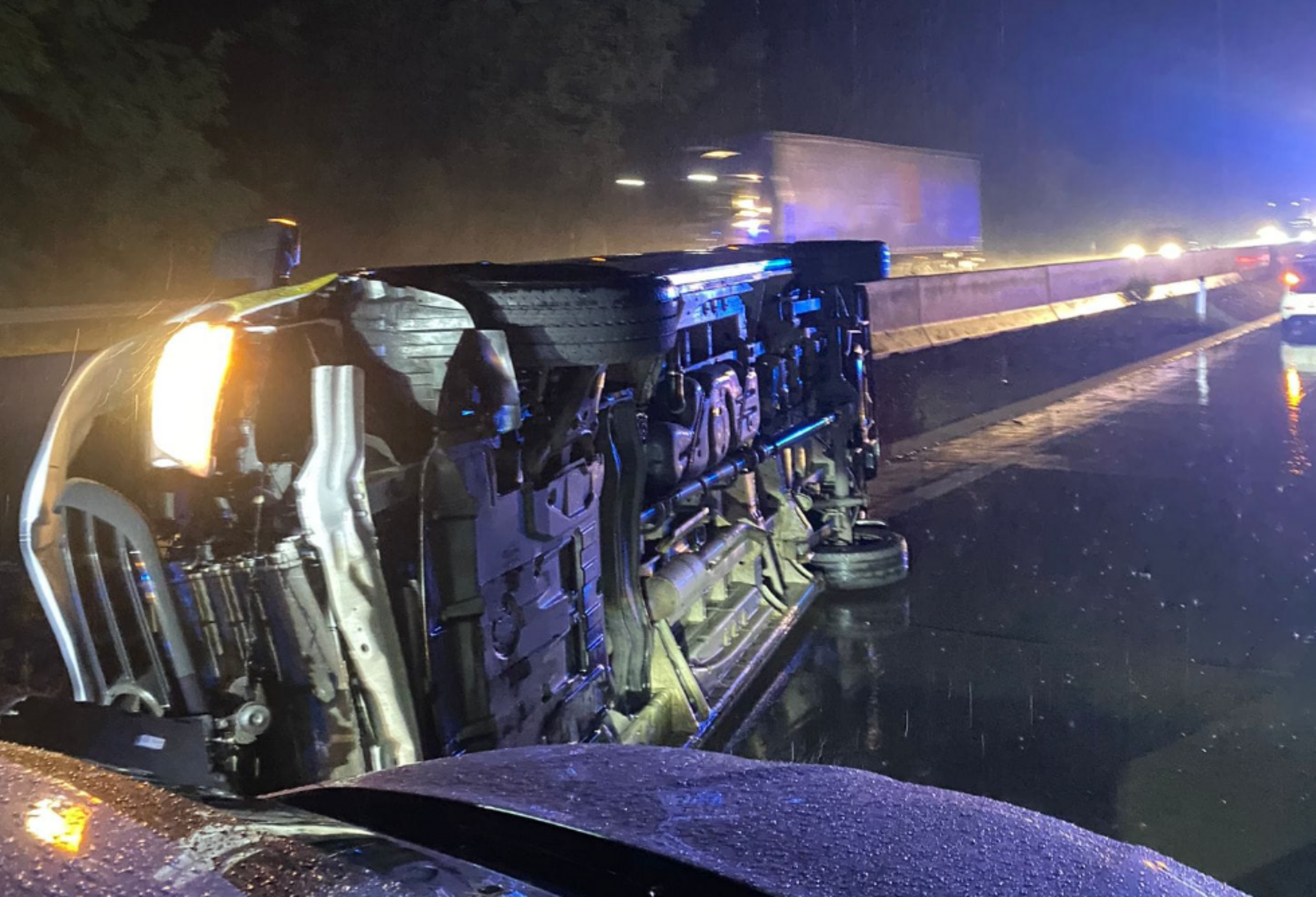 A2 Südautobahn: Aquaplaning: LKW-Lenkerin prallte gegen Mitteltrennung ...