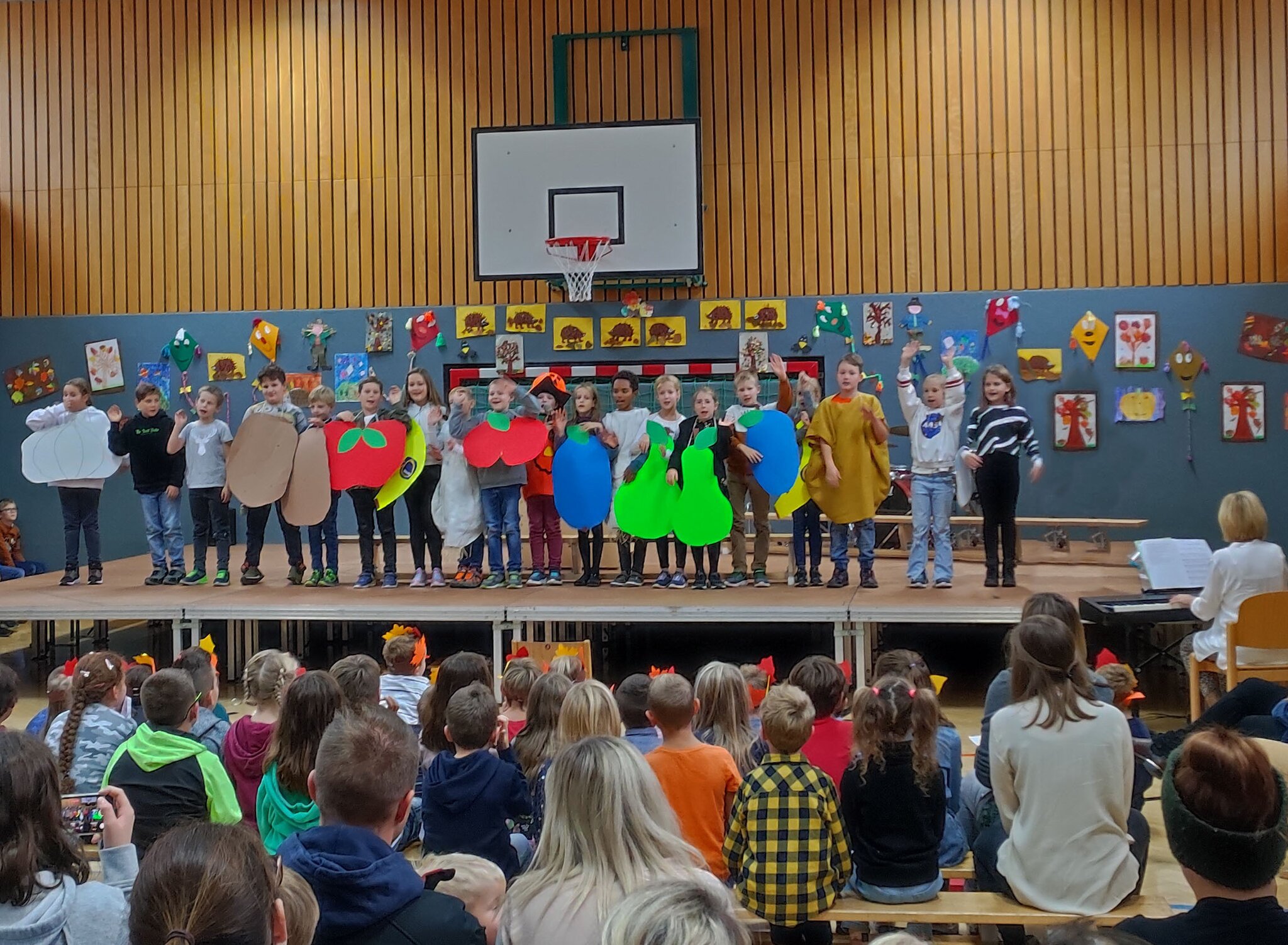 Elternverein und Volksschule luden zum Herbstfest!: "Hüttengaudi" in ...
