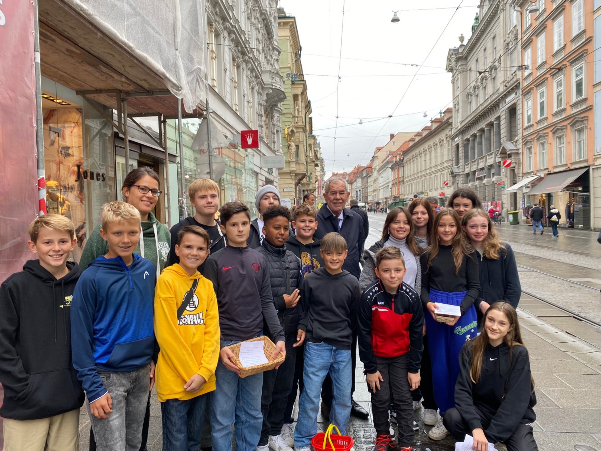 Spendenflohmarkt: Van der Bellen unterstützt Aktion der HIB-Liebenau - Graz