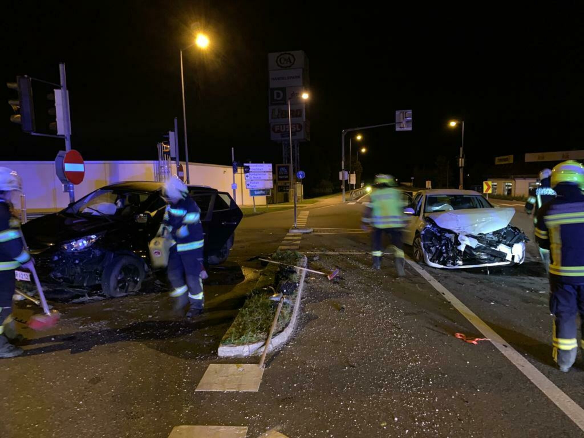 Nächtlicher Kreuzungscrash: Unfall auf B137 fordert zwei Verletzte - Grieskirchen & Eferding