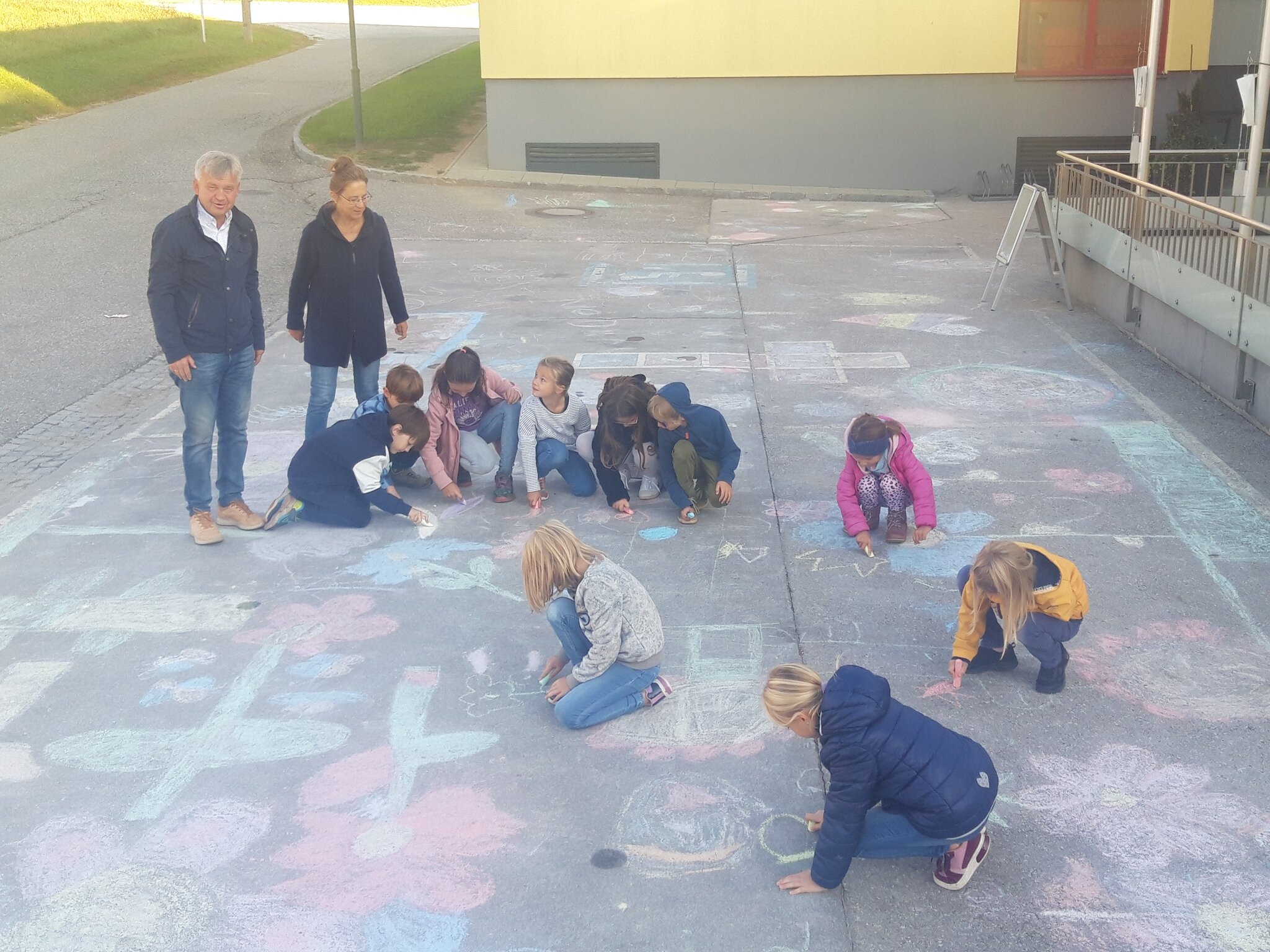 Im Rahmen der Mobilitätswoche: Blühende Straße vor der Volksschule ...