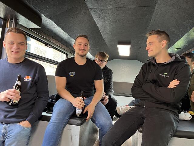 Burschen aus Wels-Land bauen rollende Bar: Der Duzz-Bus braucht ...