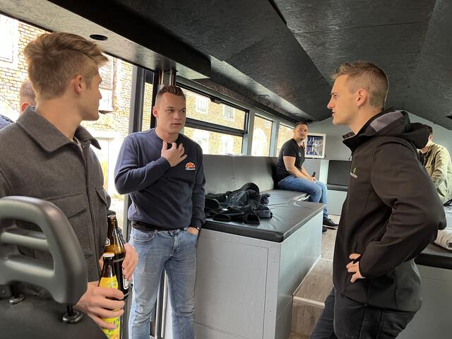 Burschen aus Wels-Land bauen rollende Bar: Der Duzz-Bus braucht ...