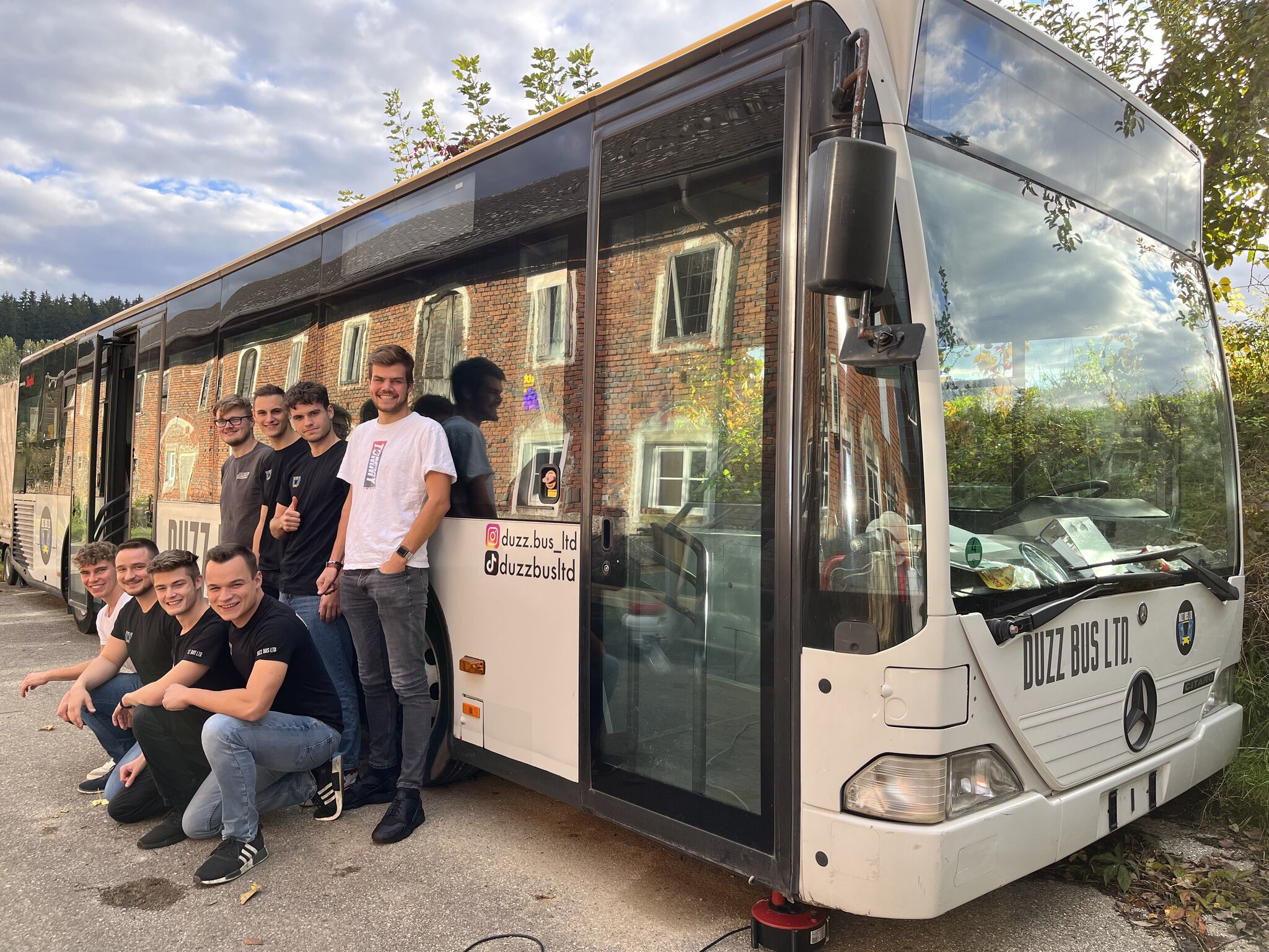 Burschen aus Wels-Land bauen rollende Bar: Der Duzz-Bus braucht ...