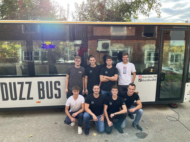 Burschen aus Wels-Land bauen rollende Bar: Der Duzz-Bus braucht ...