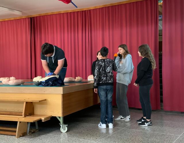 Leben retten kann jeder!: Schüler der MMS Enns retten Leben - Enns