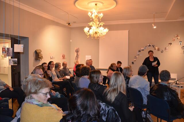 Carmen Sanders–Gratl vorlesend in Telfs: "Von einem wandernden ...