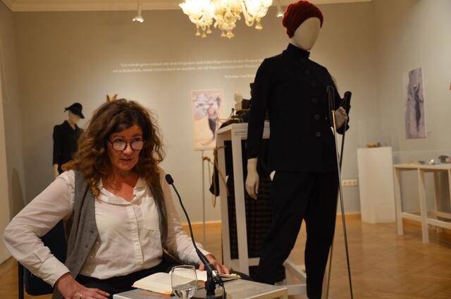 Carmen Sanders–Gratl vorlesend in Telfs: "Von einem wandernden ...