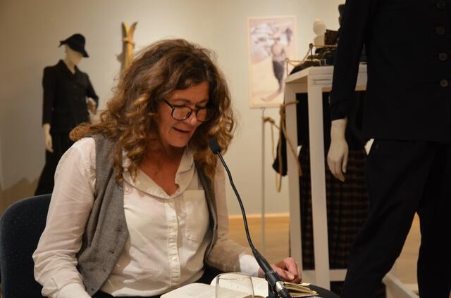 Carmen Sanders–Gratl vorlesend in Telfs: "Von einem wandernden ...