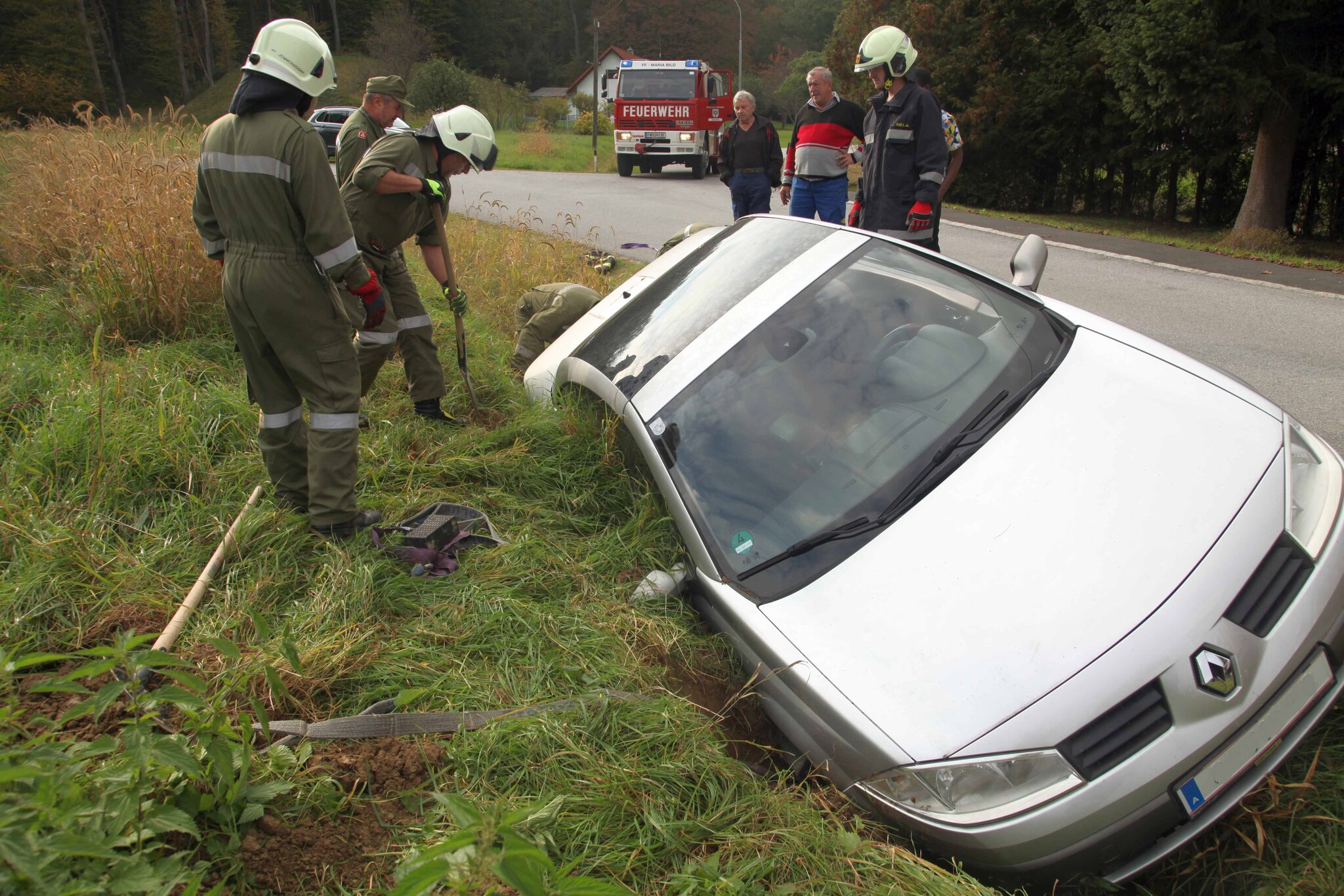 Einpark-Missgeschick: Unfallauto musste in Rosendorf freigegraben ...