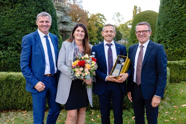 Beste Spar-Kauffrau: Sabine Jeblinger mit goldener Tanne ausgezeichnet ...