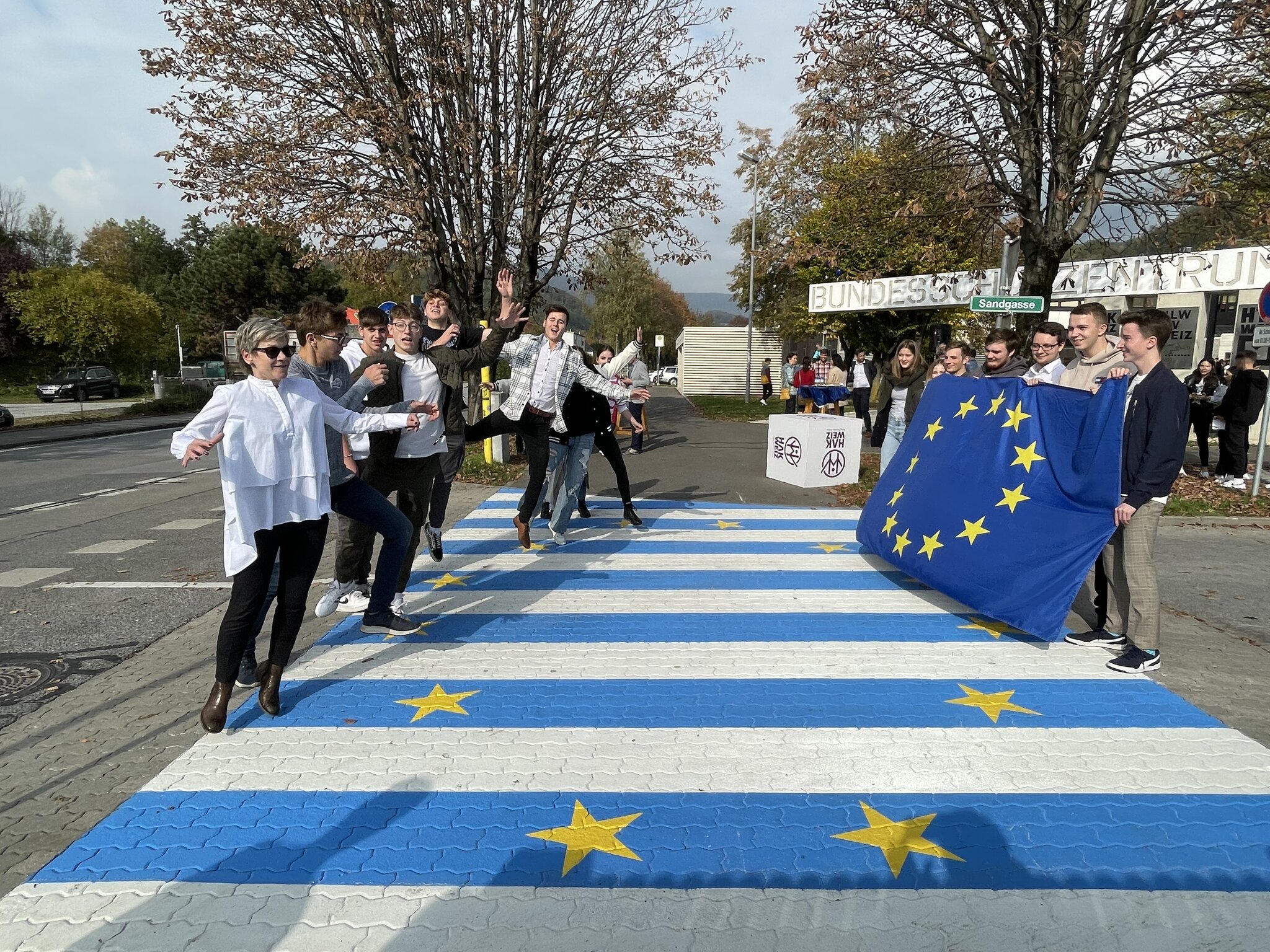 HAK/HAS Weiz: Erster EU-Zebrastreifen geleitet über Weizer Strasse - Weiz