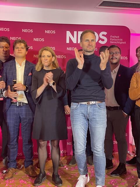 Politik kurios: Neos-Juvan: "Habe Bild aus Büro von Köfer weggenommen ...