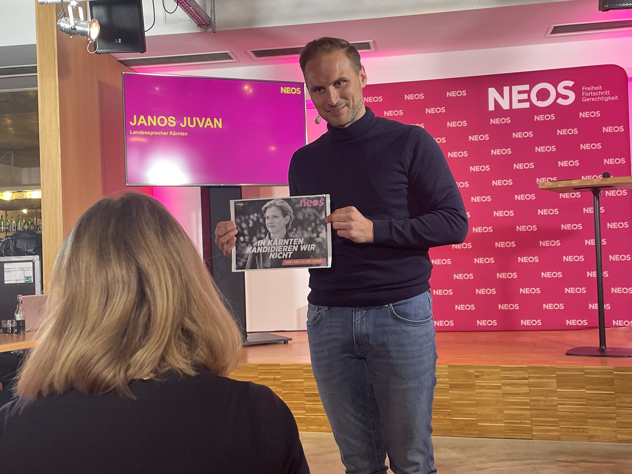 Politik kurios: Neos-Juvan: "Habe Bild aus Büro von Köfer weggenommen ...