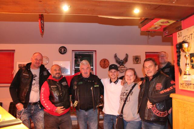 'We stand with nilo': Spendenübergabe von Crusader MC Austria - Wiener ...