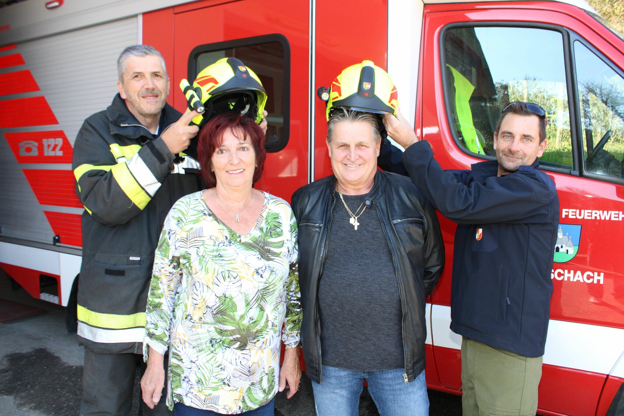 Spendenübergabe: Wirtin ermöglicht zwei neue Feuerwehrhelme - Feldkirchen