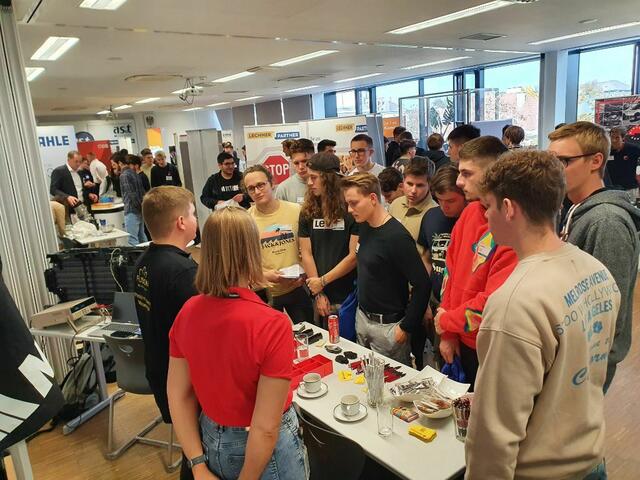 Firmentag HTL Lastenstraße: Schüler treffen auf Vertreter der ...
