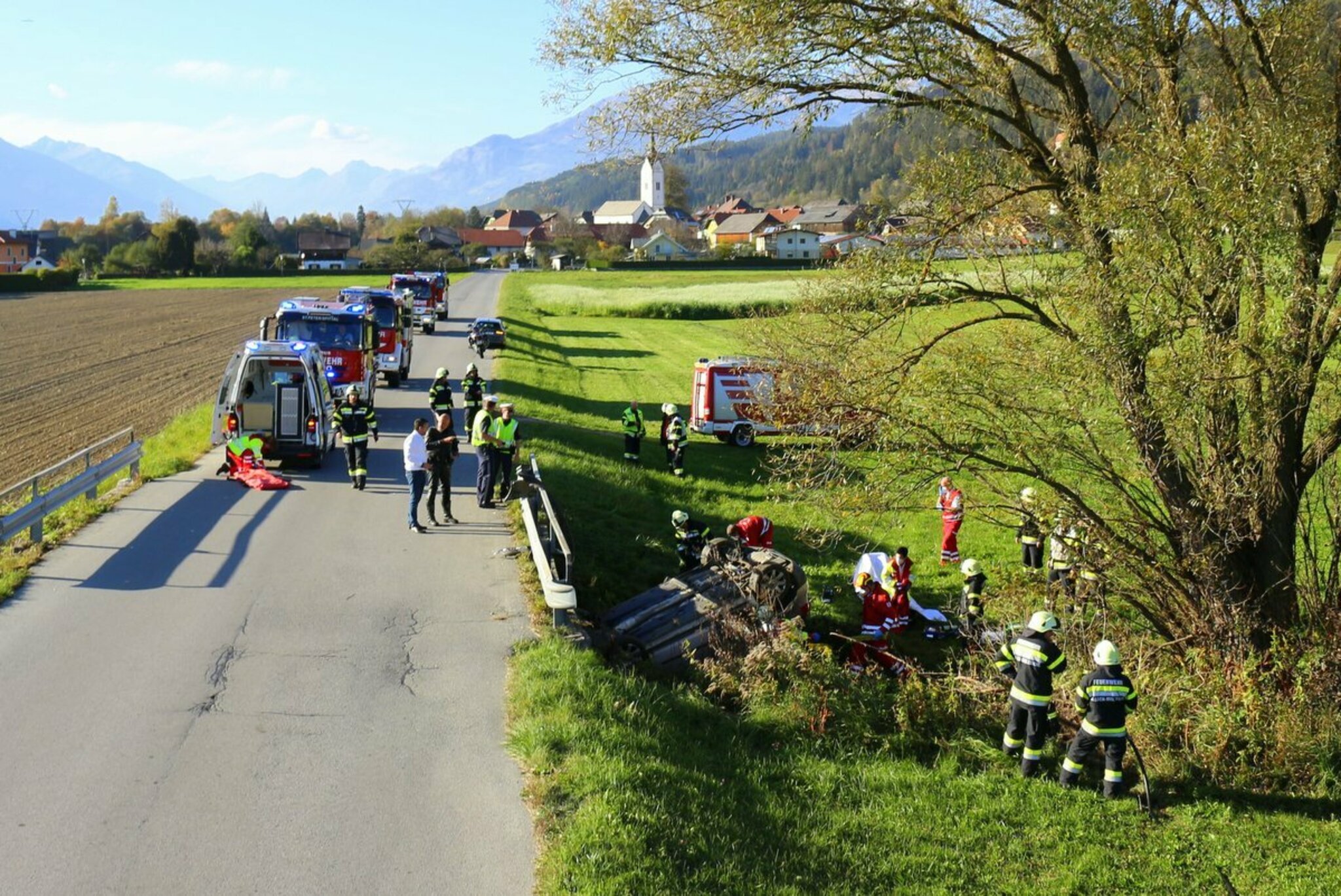 Nahe Molzbichl: Auto überschlagen - verletzter Lenker musste befreit werden - Spittal
