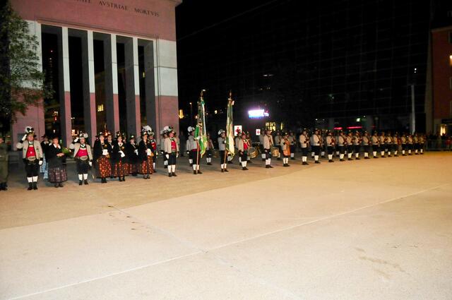 Nationalfeiertag in Innsbruck: Großer Zapfenstreich am Landhausplatz ...