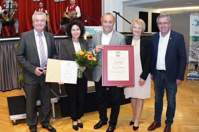 Auch zwei Firmen ausgezeichnet: Die Stadt Bruck ehrt verdiente ...