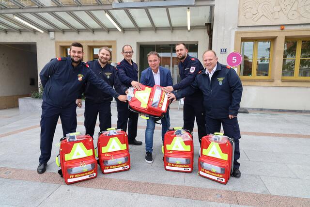 Gut ausgerüstet: Traiskirchner Feuerwehren bekamen Erste-Hilfe ...