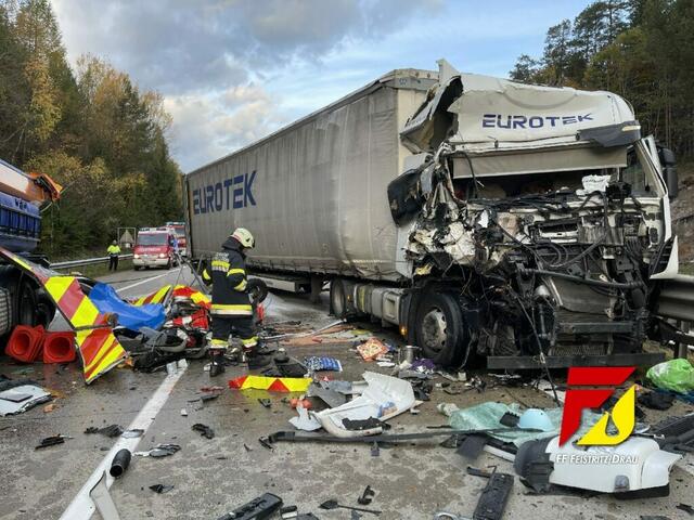Schwerer Unfall auf A10: Neue Details - LKW-Lenker ins Krankenhaus geflogen - Villach Land