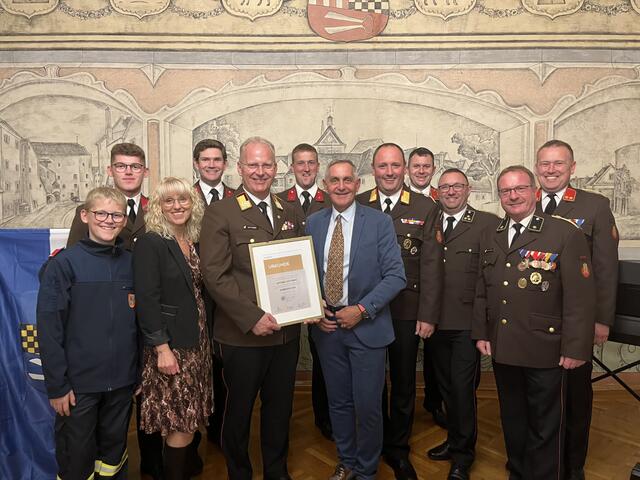 Ehemaliger FF-Kommandant: Michael Hutterer erhält Ehrenzeichen der ...