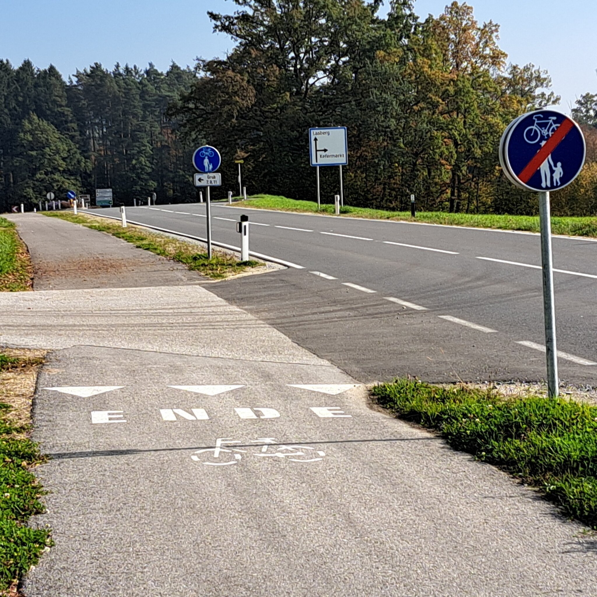 Schilderwald entlang des Radweges: 44 Verkehrszeichen auf 7 Kilometer ...