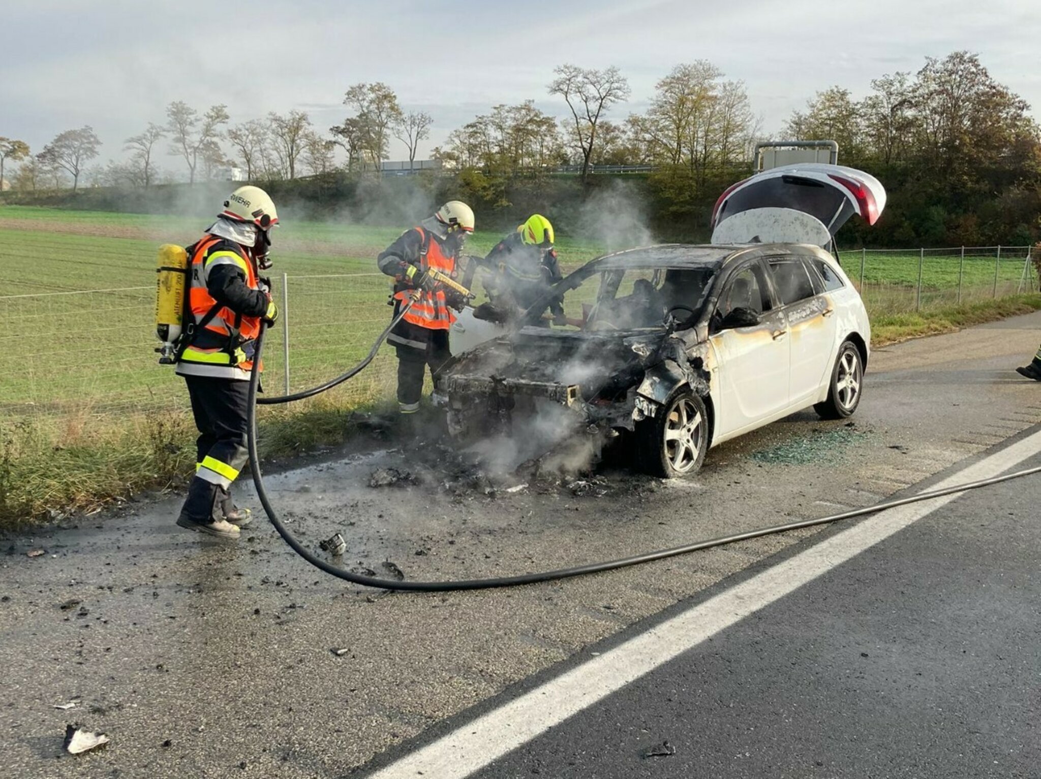Grafenwörth: Ein PKW steckte auf der S5 in Brand, Feuerwehr rückte aus ...