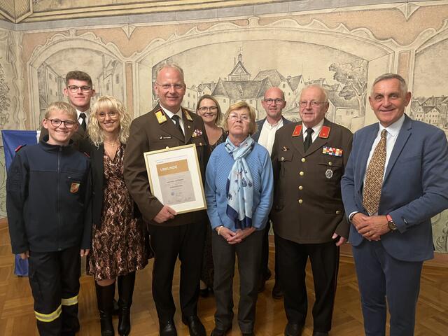 Ehemaliger FF-Kommandant: Michael Hutterer erhält Ehrenzeichen der ...