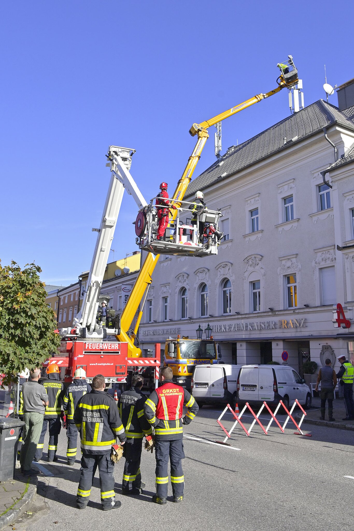 Einsatz: Höhenrettung am Stadtplatz Mattighofen - Braunau