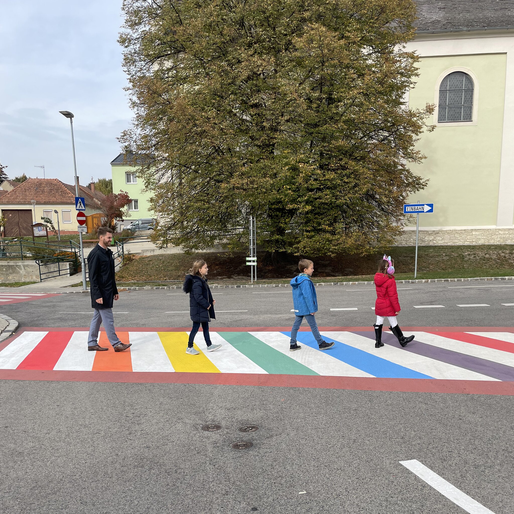 Idee des Kindergemeinderates: Regenbogen-Zebrastreifen in Hornstein ...