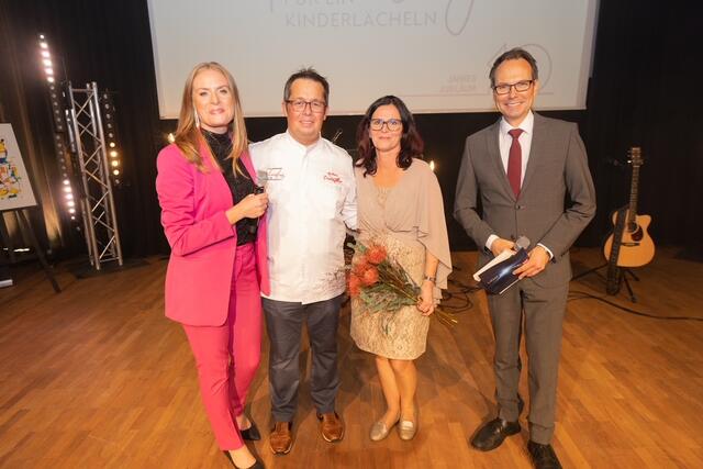 Charity-Dinner: Promis kellnerten in Perg für ein Kinderlächeln - Perg