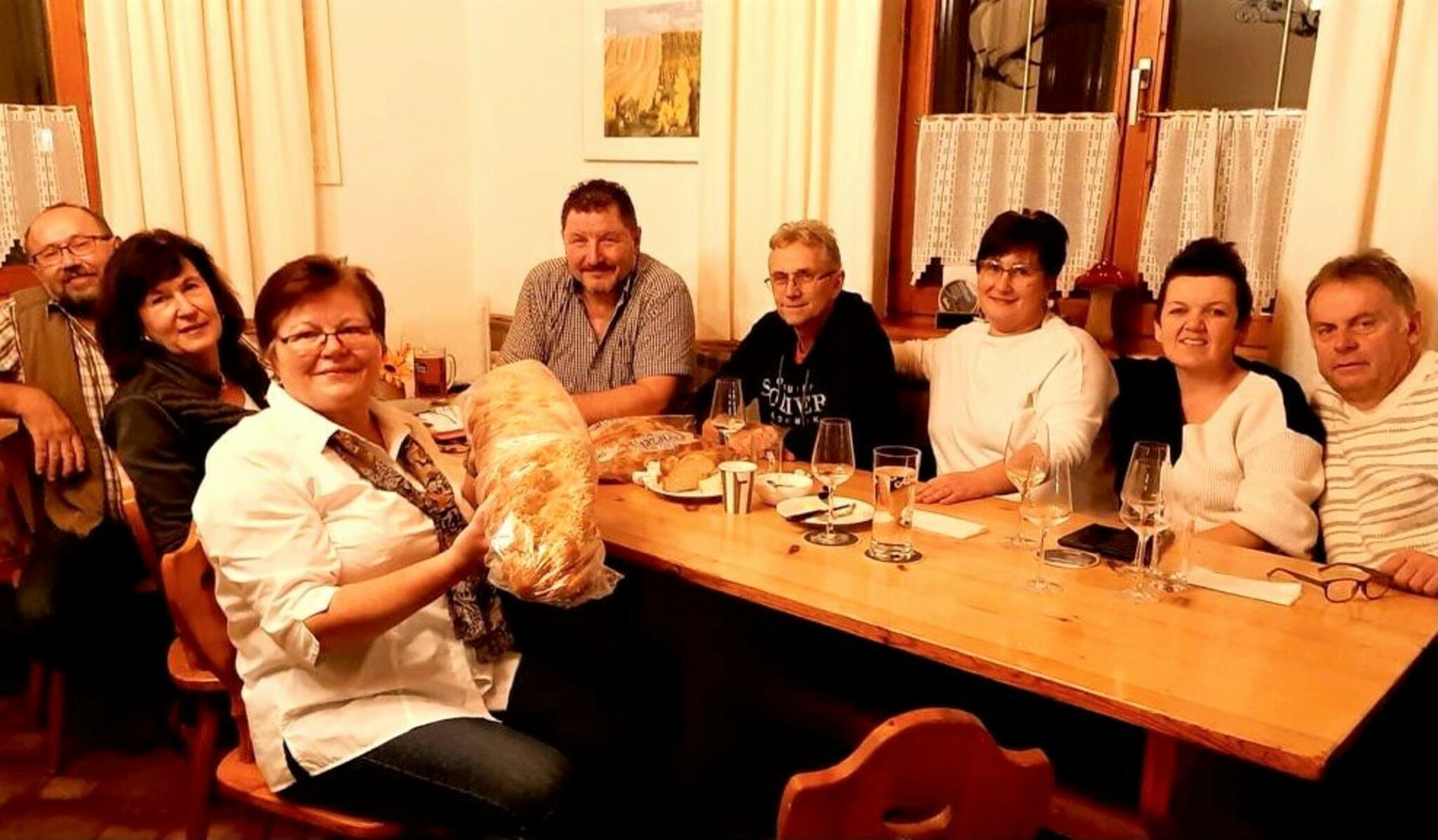 Ein Riesenstriezel für Gabi: Brauchtum und Tradition im Waldgasthof ...