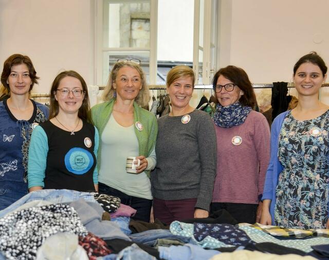 Ein Beitrag zum Klimaschutz: Kleider tauschen: Tauschfreude ist groß in ...