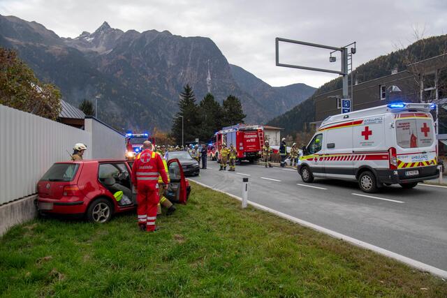 B186 Oetz: Vier Verletzte bei Frontalzusammenstoß zweier Pkw´s - Imst