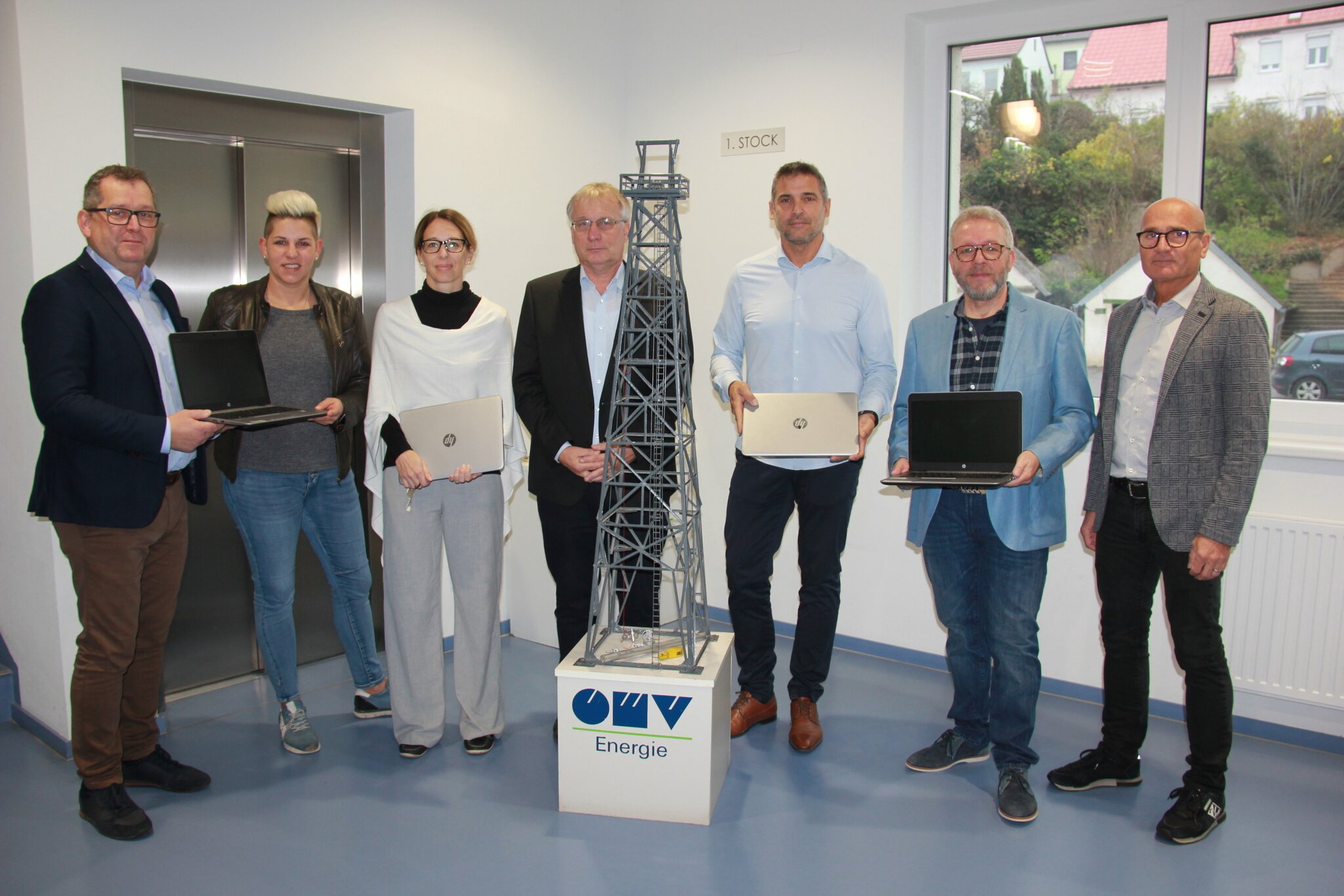 Laptops an Schulen übergeben - Gänserndorf